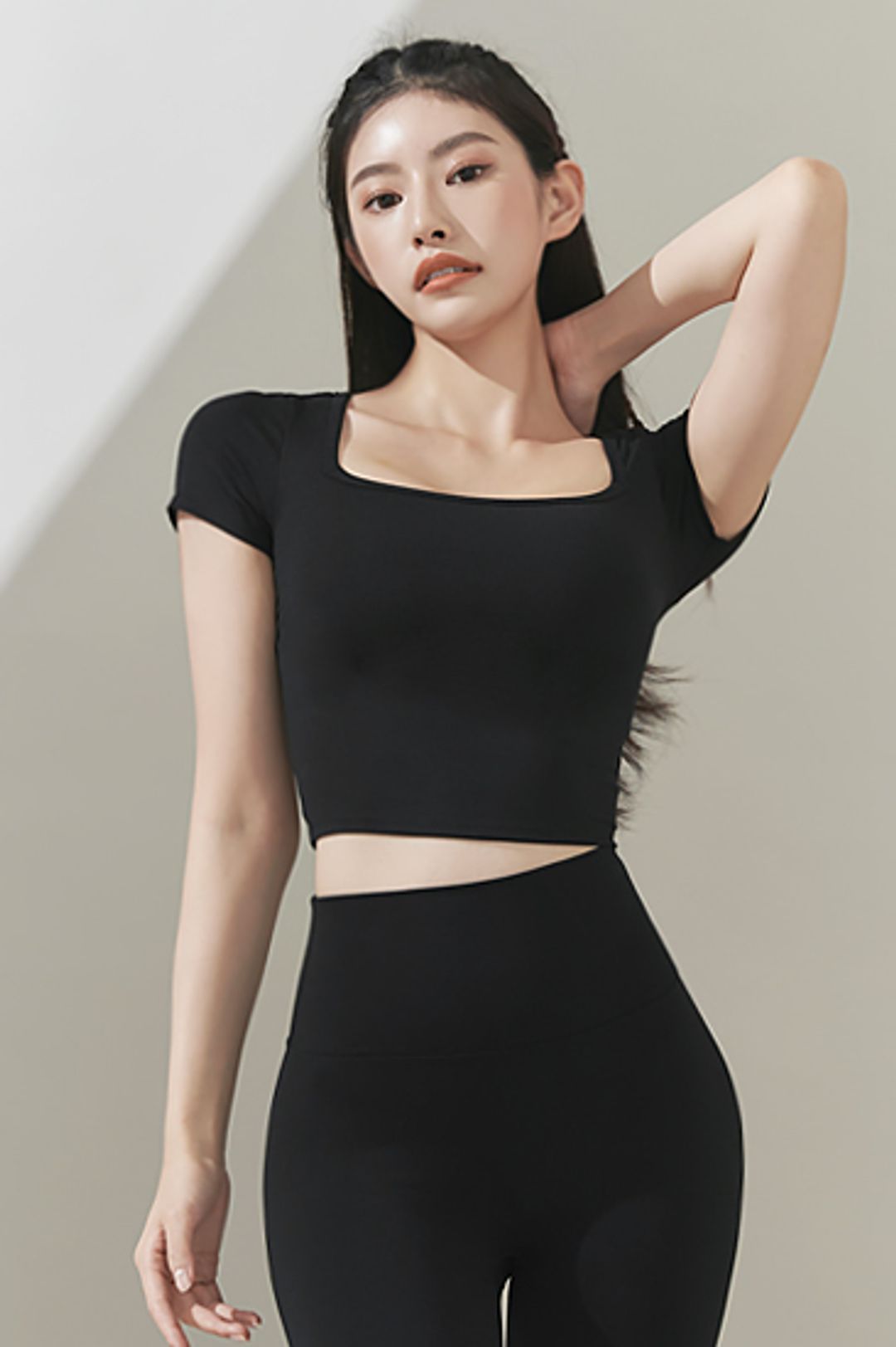 젤라 인텐션 와이드 스퀘어 크롭탑 블랙