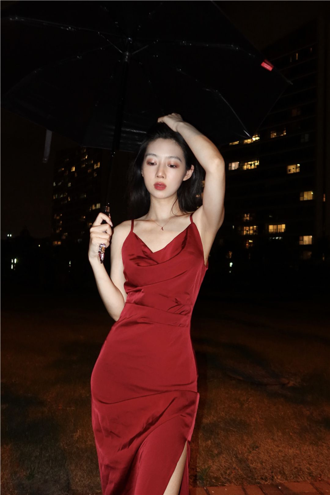 빨강 고급스러운 여성 가을 단색 슬림핏 셔링 옆트임 실크 나시 롱 원피스 계절 특가상품