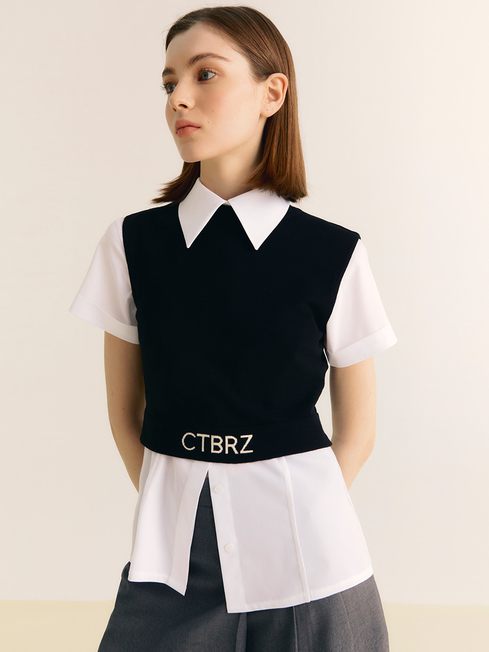 시티브리즈 로고 포인트 슬리브리스 크롭탑_BLACK