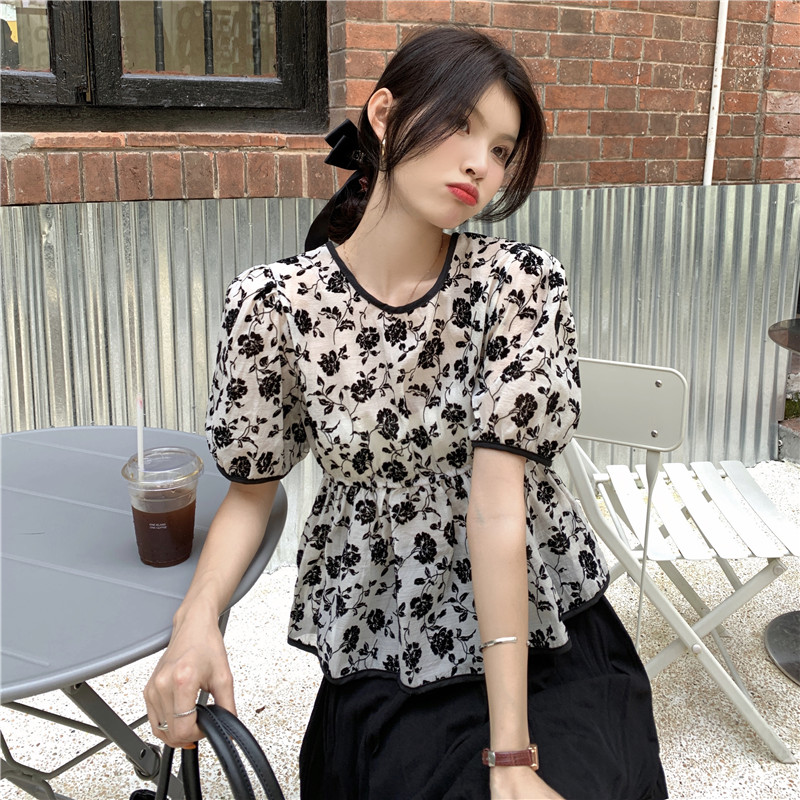 블롱뮤 Ss신상 단정한 봄 여름 블랙 쉬폰 허리 셔링 플라워 패턴 라운드 넥 반팔 블라우스 꽃무늬 시스루 백 리본 코르셋 퍼프 소매 크롭 티셔츠 나들이 데이트 여친 룩