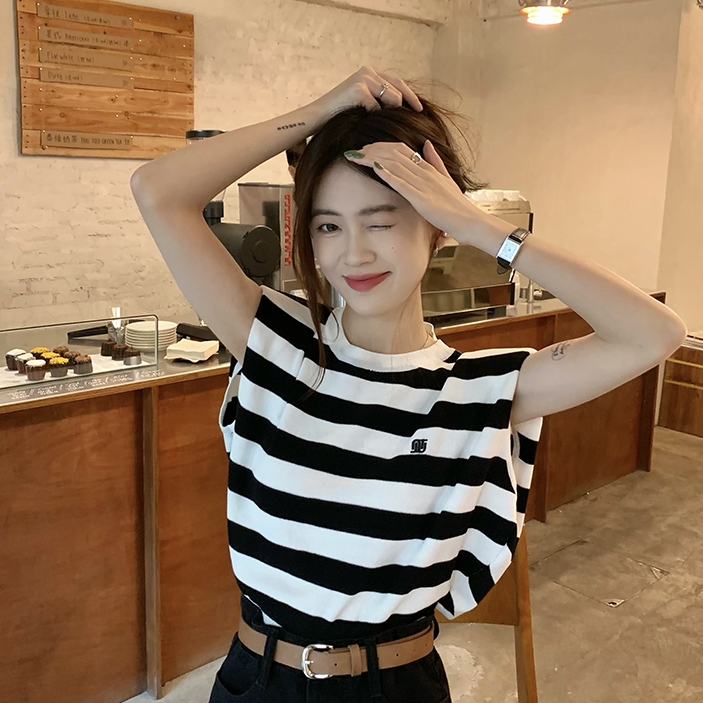 넉넉한 핏 넓은 스트라이프 패턴 화이트 라운드넥 뒤태 크롭 리본 스타일 슬리브리스 루즈핏 코튼 여름 나시 티셔츠 데님룩 오피스 캐주얼룩 캐주얼코디 유니크 캐주얼룩