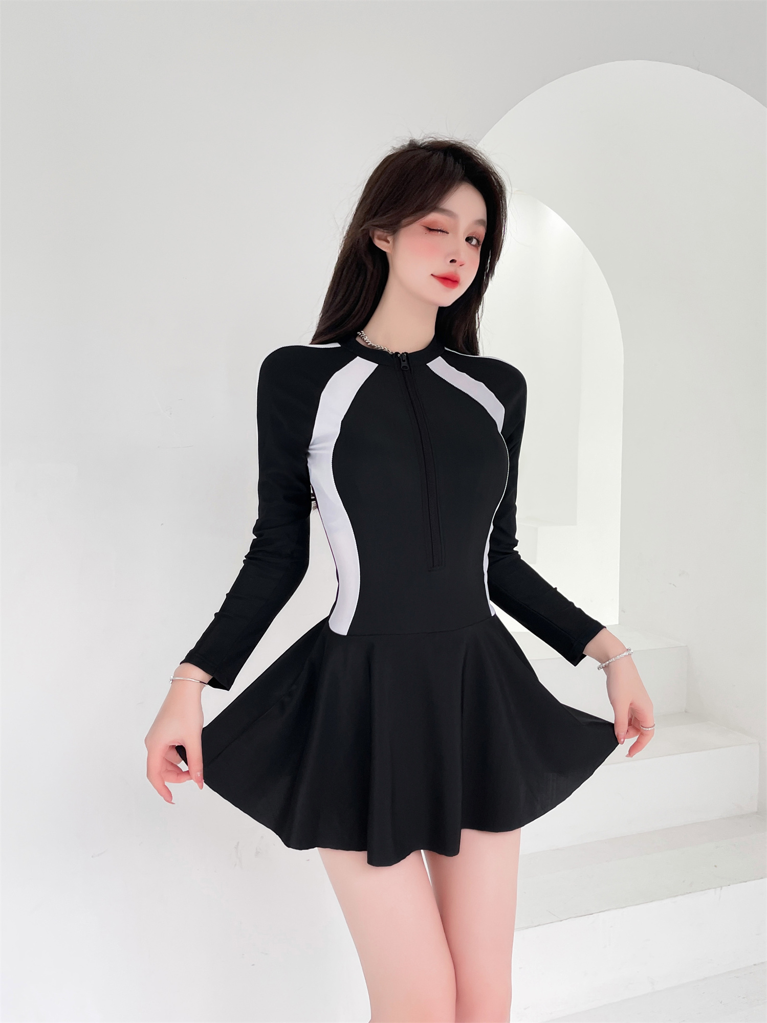 로이핏 레쉬가드 쓰리피스 집업 스커트 배색 스포티 워터파크 호캉스 해변 계곡 몸매 커버 보정 날씬핏 심플 베이직 풀파티 온수풀 온천 룩