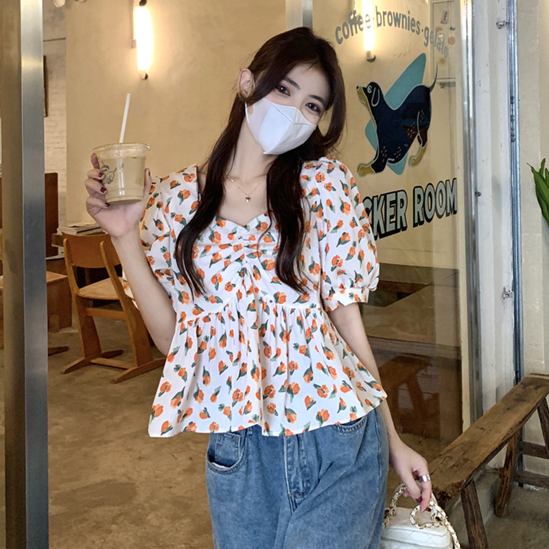귀여운 크롭 블라우스 러블리 큐트 플라워 패턴 셔링 A라인 반팔 퍼프 소매 짧은 미니 숏 플레어 셔츠 탑 여리핏 브이넥