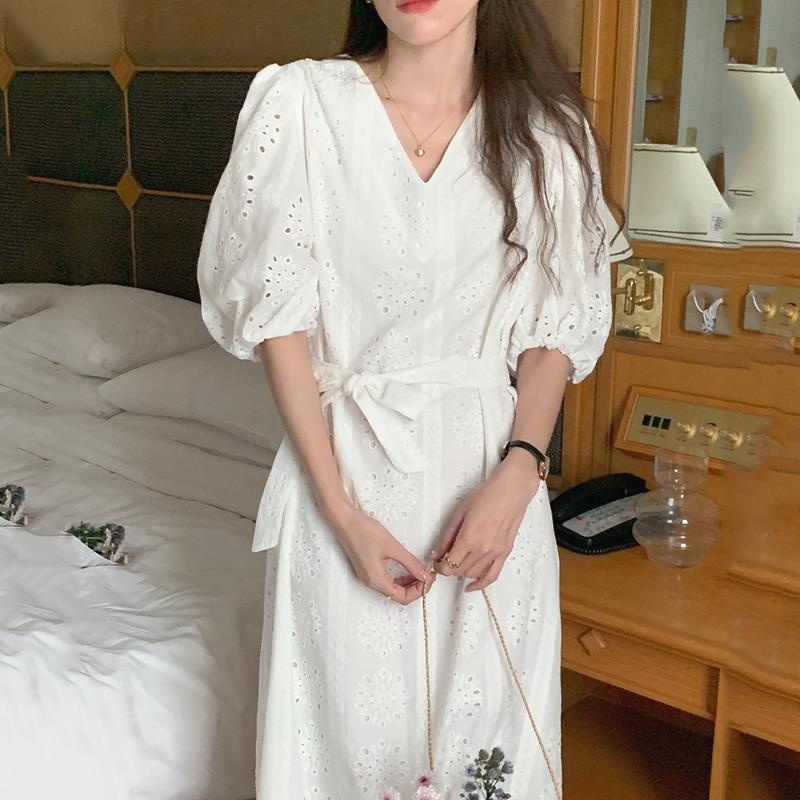 화이트 자수 펀칭 롱원피스여신룩 청순 여리핏 프렌치 시크 러블리 퍼프 소매 브이넥 스트랩 끈 하이웨이스트 A라인 여름 얇은 밑단 물결 흰색 치마 스커트 드레스나들이