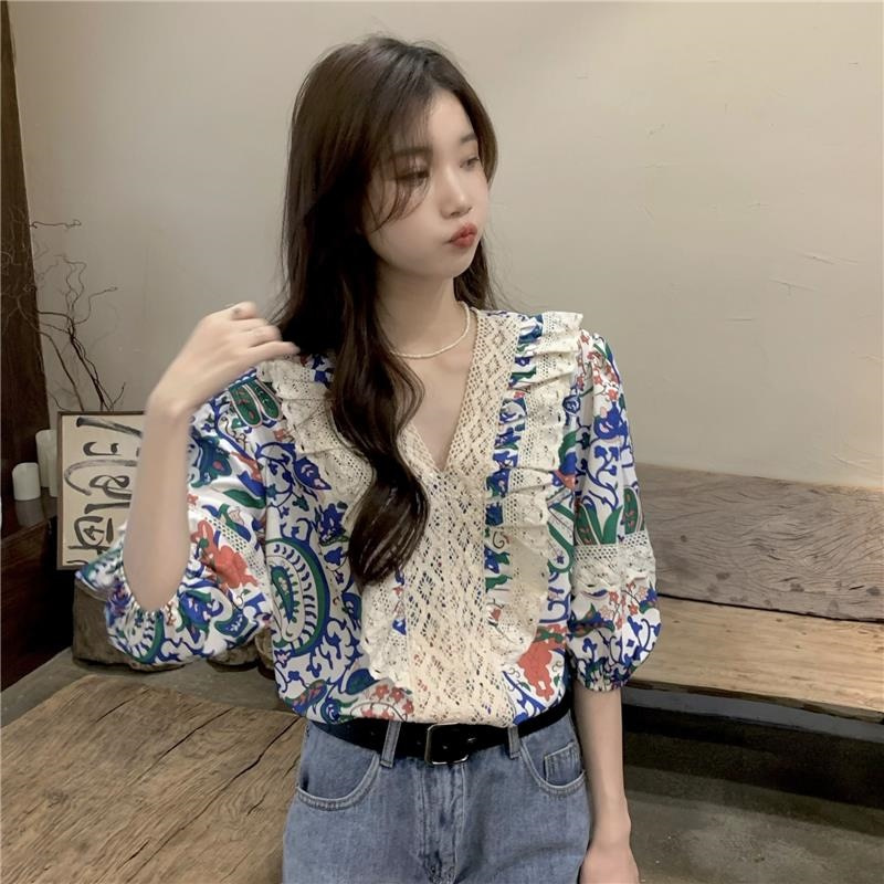 제이리본 레트로 플라워 레이스 블라우스md추천 귀여운 러블리 프릴 디테일 레이스 스티치 루즈핏 꽃무늬 프린팅 브이넥 퍼프