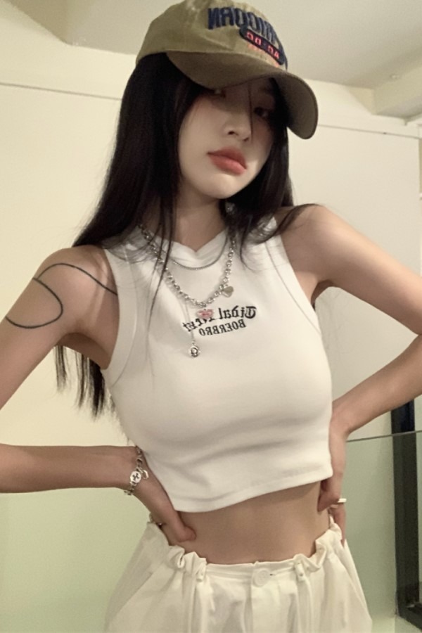 리조 자수 레터링 라운드넥 민소매 나시 크롭 탑