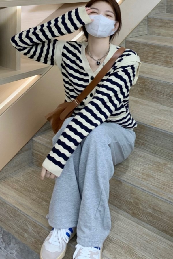 핑크프릴 에버 스트라이프 브이넥 오프숄더 긴소매 롱슬리브 니트 가디건