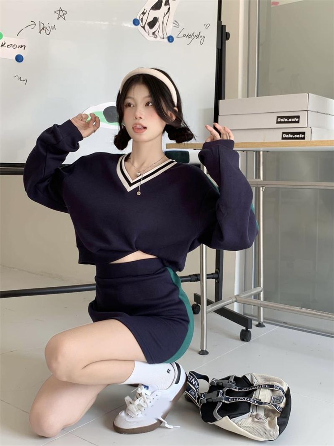 V 브이 넥 맨투맨 크롭 루즈핏 시보리 티 티셔츠 데일리룩 캠퍼스룩 캐주얼룩 개강룩 일상룩 코디 트렌디한 힙한 여자 옷 쇼핑몰