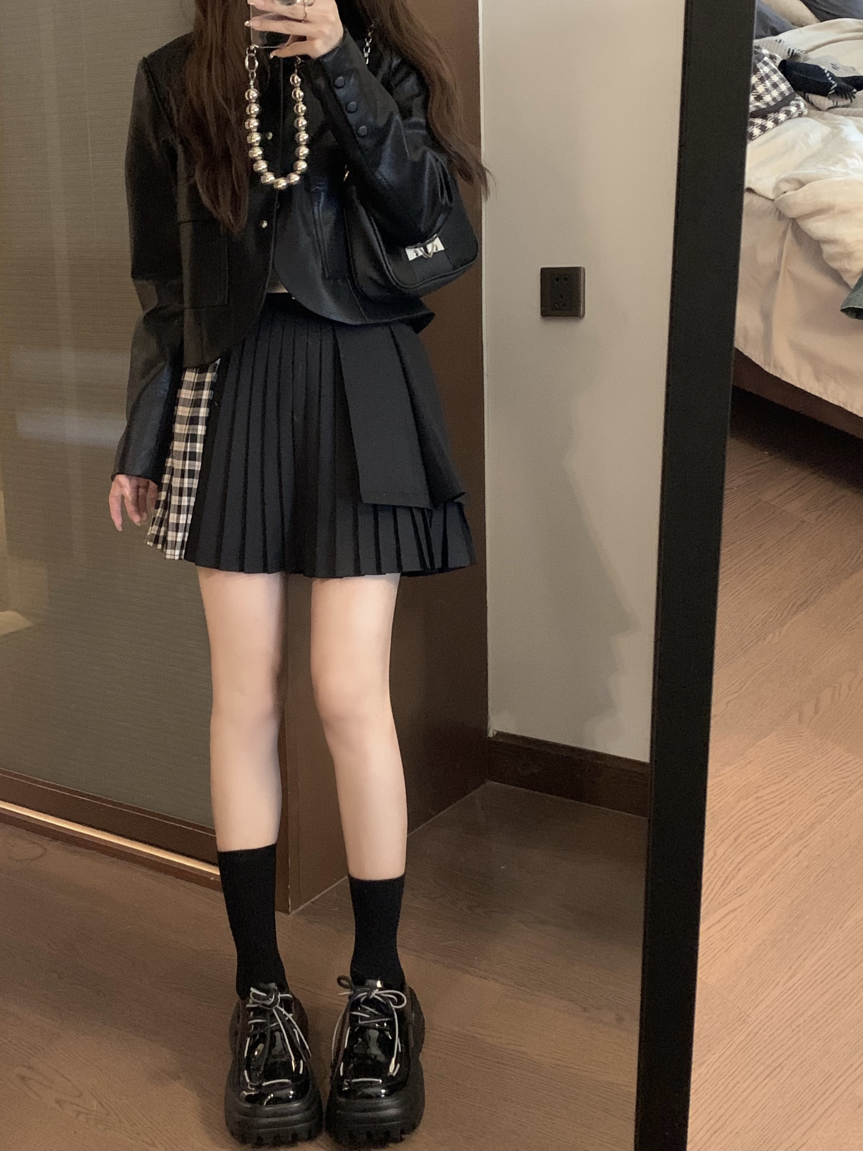 매트톤 무광 가죽 레더 라운드 크롭 자켓 체크패턴 레이어드 플리츠 주름 미니스커트 블랙 코디 세트