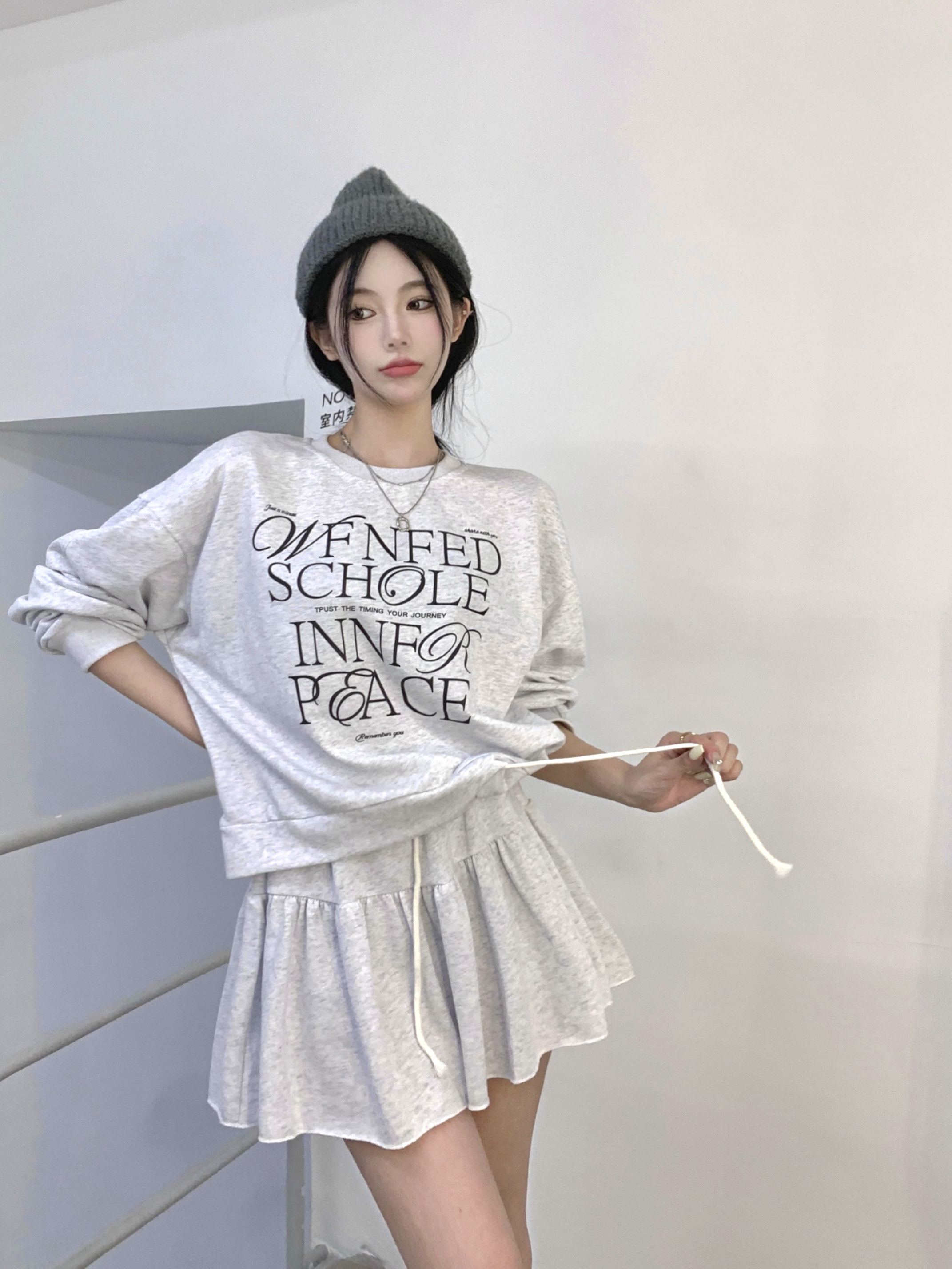 Set 별도 가능 라운드 넥 레터링 긴팔 맨투맨 티 셔츠 허리 밴딩 트레이닝 플리츠 짧은 스커트 집앞룩 꾸안꾸 등원룩