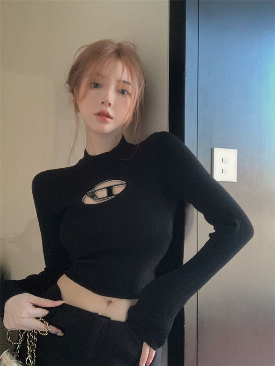 당일발송 블랙 가슴 트임 유니크 반 목 폴라 슬림 핏 크롭 티 댄서룩 주말룩 클럽룩 힙한 핫한 트렌디한 섹시한