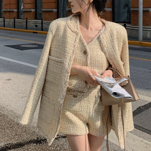 베이지 신상 트위드 쓰리피스 정장 세트 나시 조끼 크롭자켓 긴팔 하프코트 여성 반바지 투피스 오피스룩 하객룩 데이트룩 연말 가을 겨울 20대 세미정장 셋업 코디