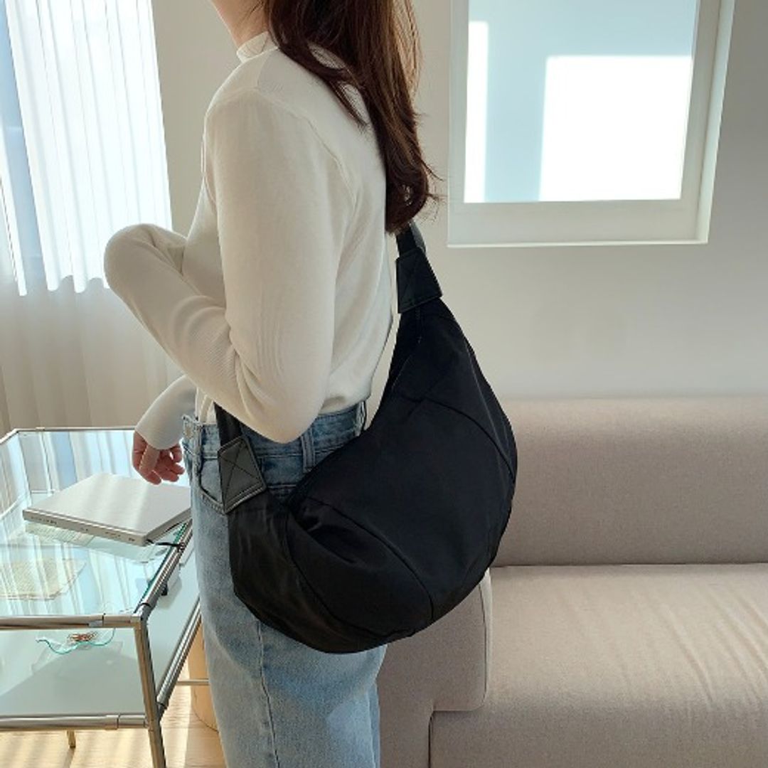 와이드 스트랩 나일론 반달 바디크로스 호보 크로스백