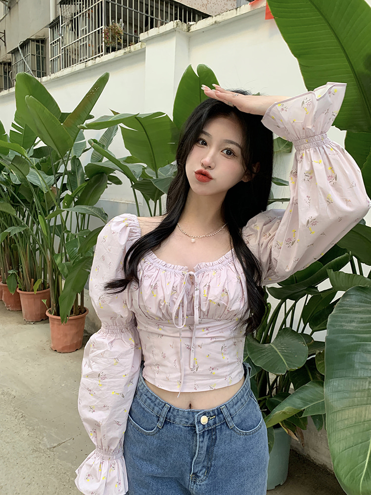 더블제이 스쿱 넥 리본 끈 퍼프 긴 팔 크롭 연보라 플라워 패턴 블라우스 여친룩 데이트룩 러블리한 핏 예쁜 봄 나들이 한강 새내기 캠퍼스룩 개강룩 여신