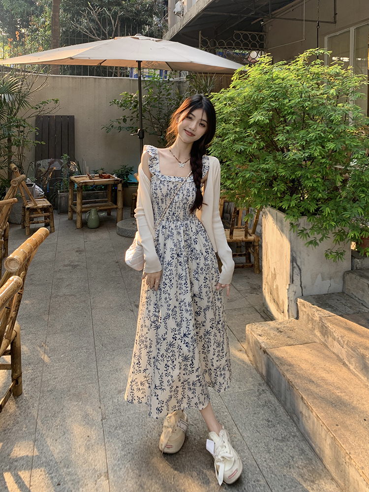 더블제이 민 소매 프릴 블루 잔 꽃 플라워 가슴 밴딩 스판 플레어 롱 원피스 아이보리 버튼 니트 숏 가디건 해외 여행 시원한 바다 바캉스 호캉스 여성스러운 여리 핏 코디