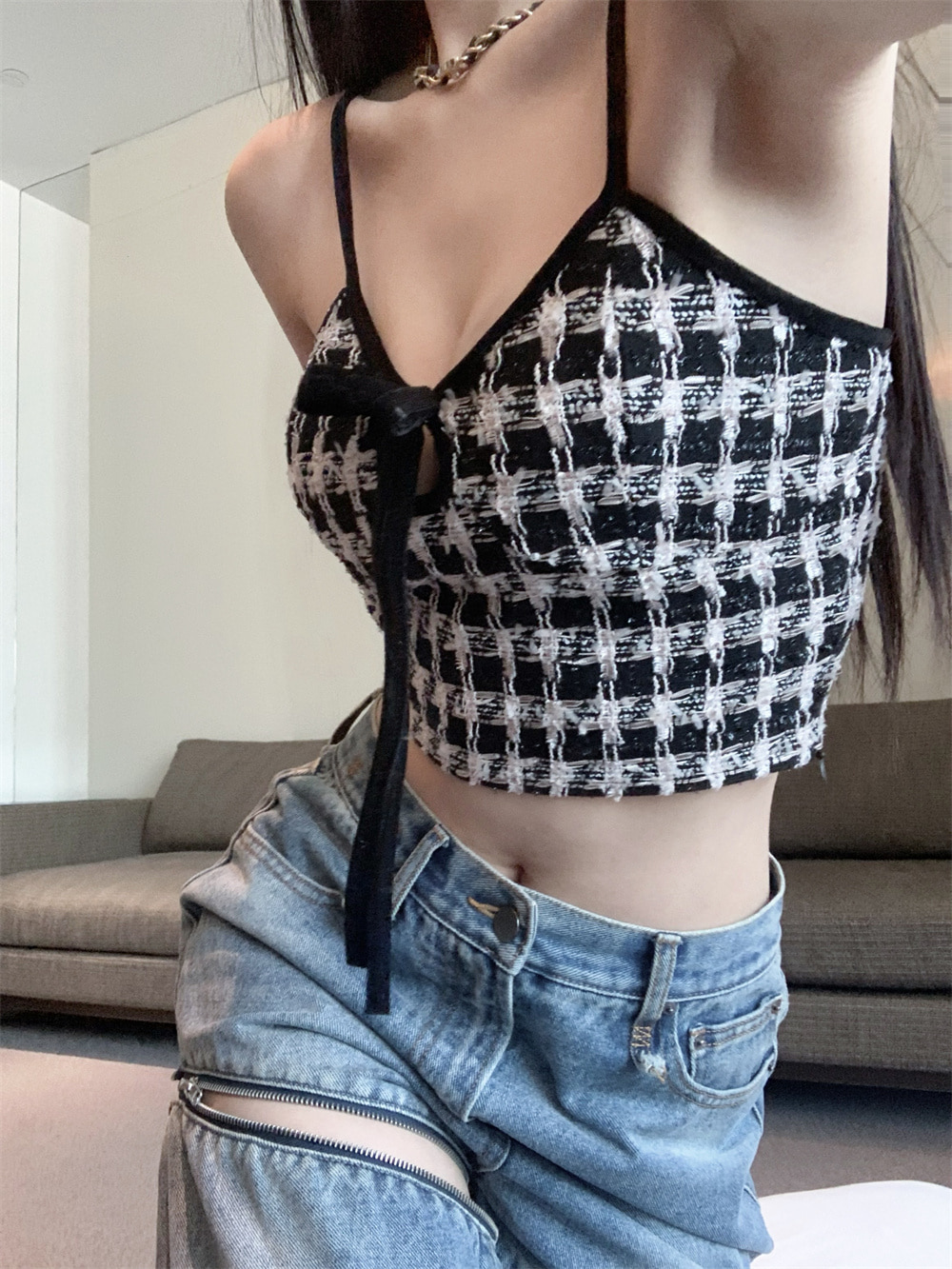 블롱뮤 하이틴 블랙 체크 탑 V 브이 넥 끈 나시 슬리브리스 민 소매 크롭 미니 숏 힙한 스트릿 트위드 체크 무늬 여름 레이어드 여친 데이트 홍대 합정 상수 페스티벌 축제 룩