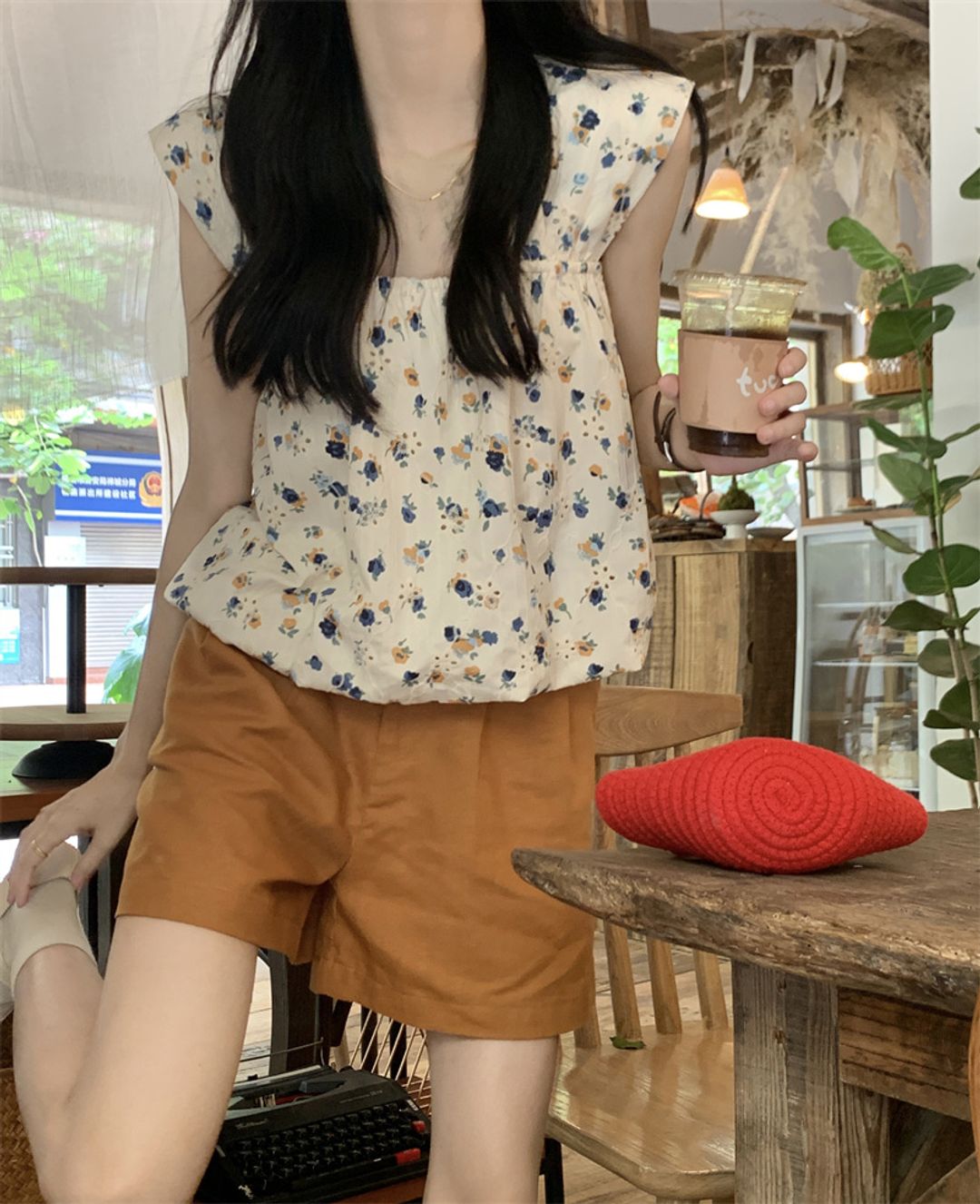 플라워 스퀘어 나시 탑 캐주얼 페미닌 여리 청순 스퀘어 넥 슬리브리스 나시 크롭 미니 숏 꽃 무늬 빈티지 플로럴 귀여운 여친