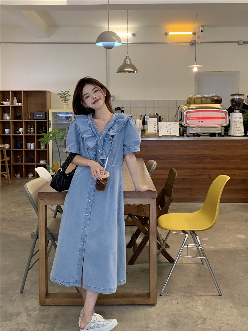 프릴 페미닌 데님 원피스 V 브이 넥 진주 버튼 단추 여밈 셔링 러블리 반팔 하프 소매 A 라인 롱 미디 스커트 치마 드레스