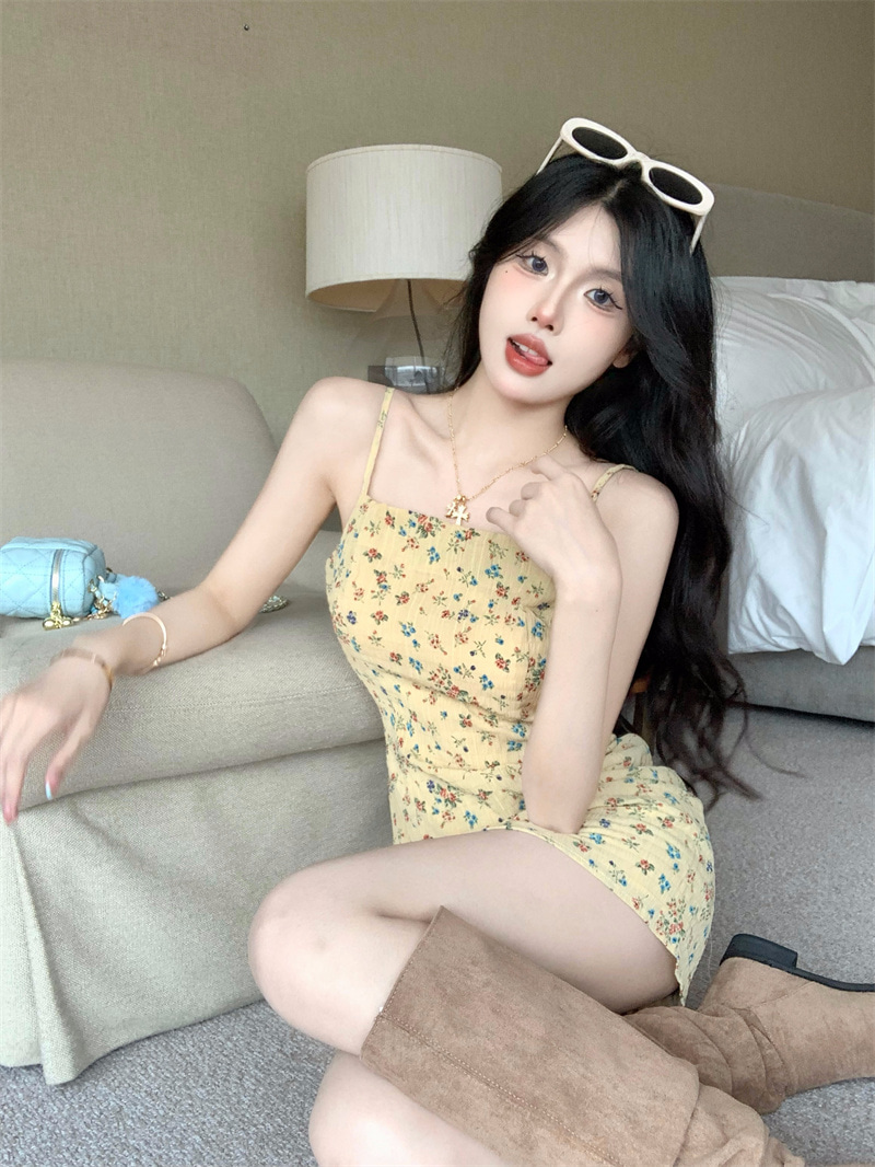 블롱뮤 레트로 옐로우 미니 원피스 스퀘어 넥 민 소매 나시 슬리브리스 슬림 여리 섹시 핏 미니 숏 짧은 치마 스커트 프렌치 복고 풍 빈티지 꽃 무늬 프린팅 여친 여행 룩