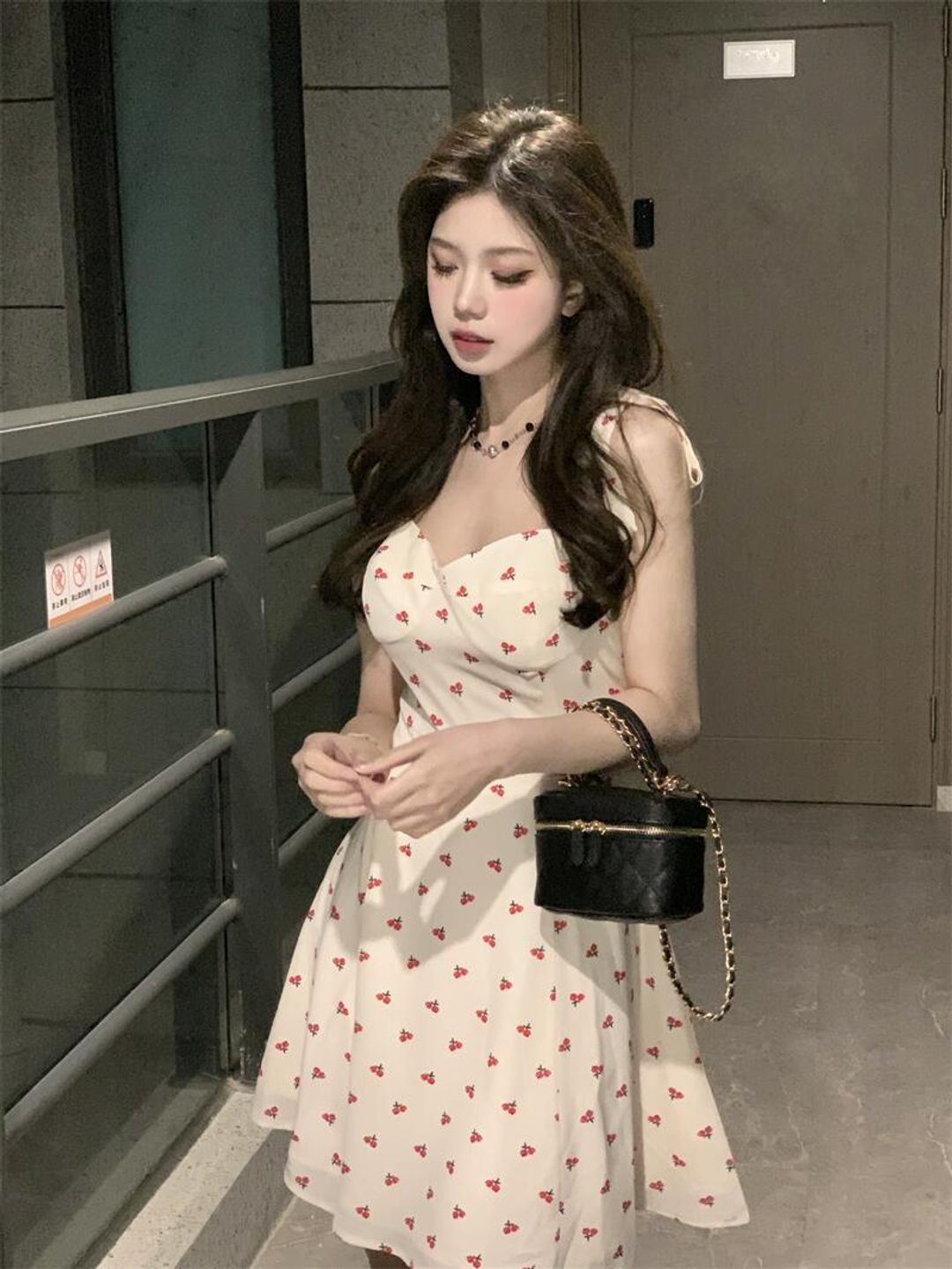 체리 슬링 미니 원피스 V 브이 스퀘어 넥 리본 끈 나시 슬리브리스 민 소매 허리 슬림 몸매 보정 A 라인 미니 숏 짧은