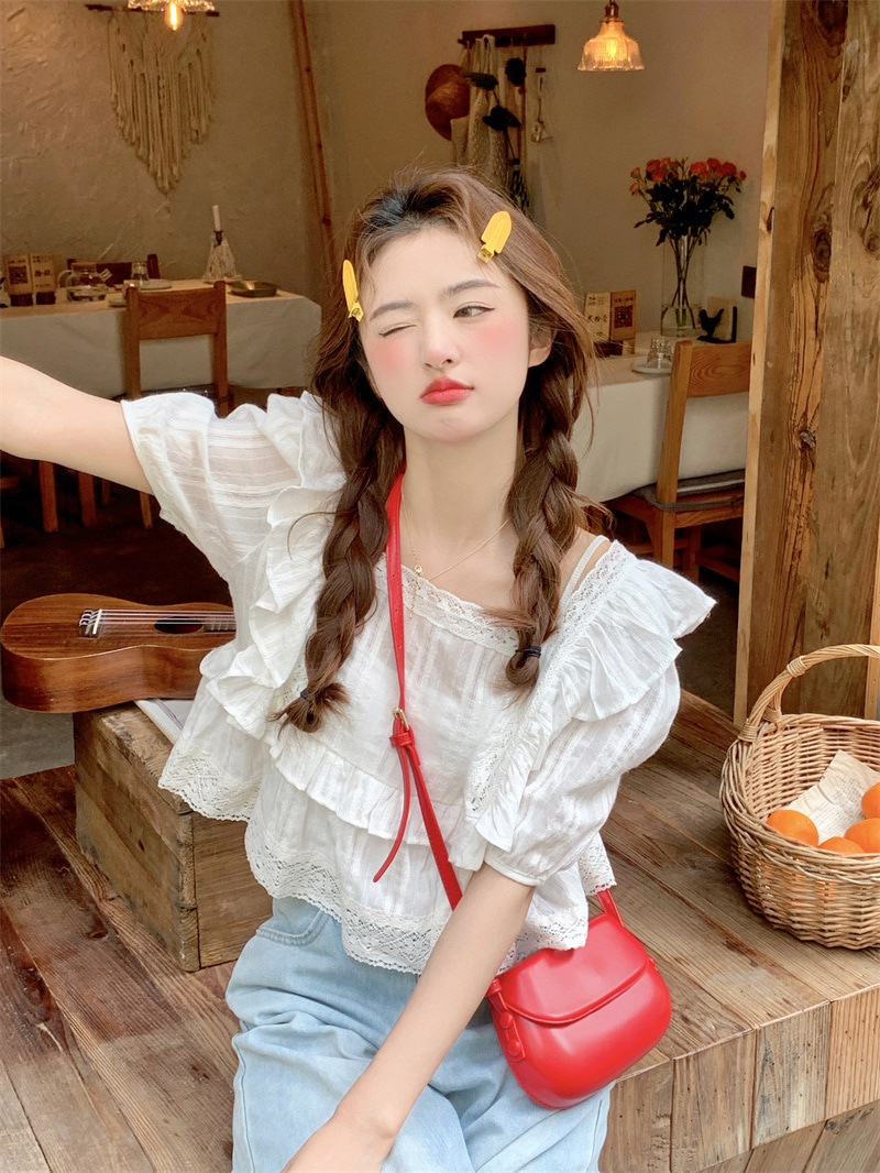 화이트 프릴 레이스 블라우스 스퀘어 넥 프릴 어깨 반팔 벌룬 하프 슬리브 크롭 스티치 러블리 청순 여리 페미닌 린넨 펀칭