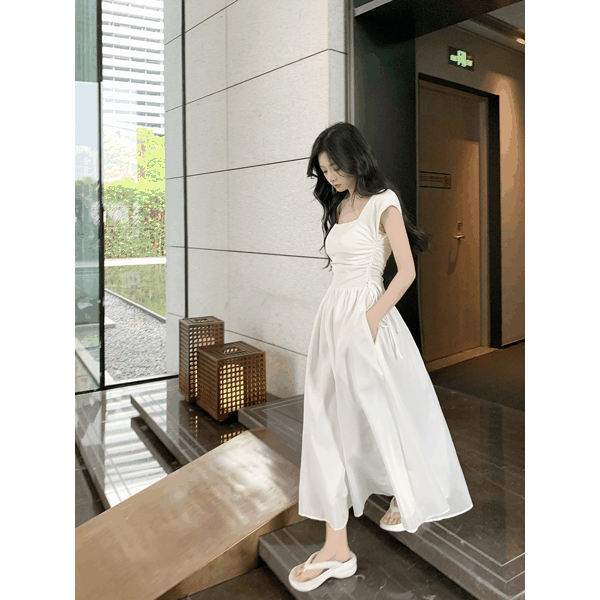 스퀘어 카라 화이트 원피스 여성 여름 슬림 A라인 디자인 스트링 롱 홀리데이 스커트 유니크 미니멀 테크 20대초반 대딩 중딩 컨템포러리 우아한 가벼운 여친 시크 기념일 벚꽃