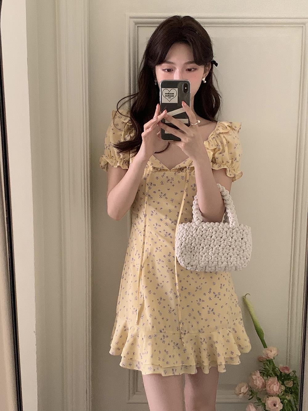 슬림핏 여름 반팔 미니 원피스 셔링 주름 플레어 꽃무늬 프린트 노랑색 잔꽃 복고 스트링 짧은 귀여운 드레스 봄 20대 30대 여성 여자 캐주얼 여행 비치 바캉스룩 휴가