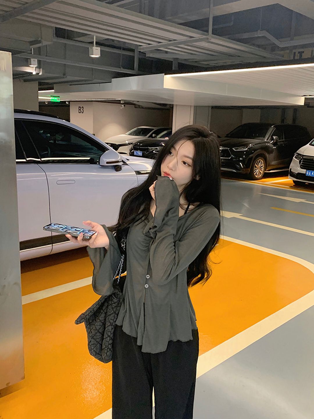 슬림 핏 여리 티셔츠 V 브이 넥 원 숄더 단추 여밈 프론트 슬릿 하늘하늘 청순 여리 시스루 섹시 핏 얇은 여름 긴팔 간절기