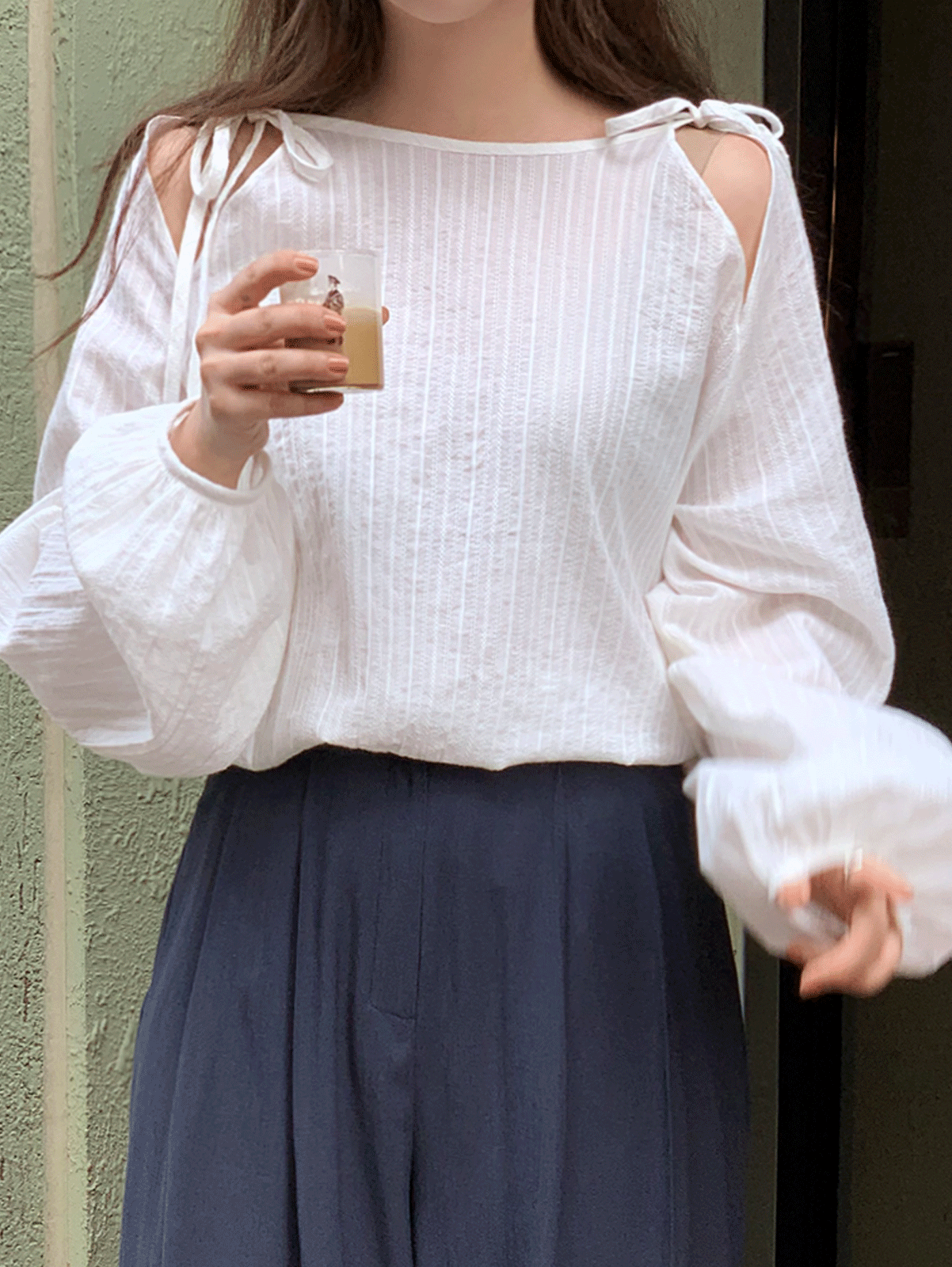 어리틀빗 kimo shoulder string blouse (2color)