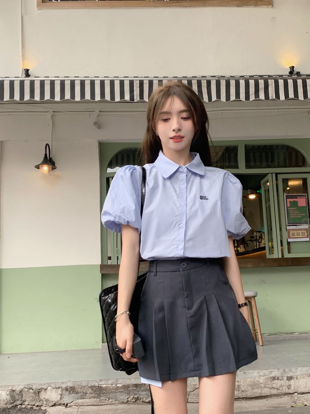 벌룬 블루 반팔 셔츠 코튼 면 프레피 카라 단추 여밈 하프 퍼프 슬리브 반팔 소매 블라우스 청순 여리 귀여운 새내기 여친 데이트 룩 로고 자수 포인트 세미 출근 오피스 룩