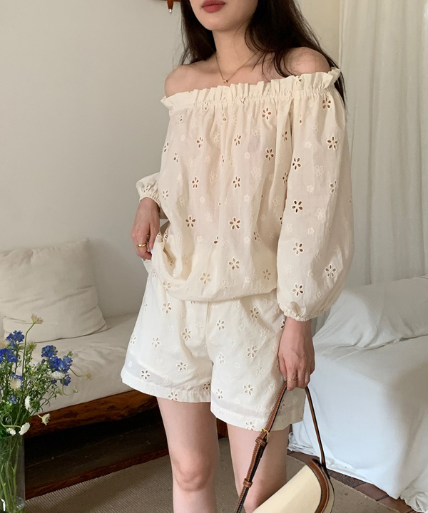 포앤바이앤 오프숄더 탑 반바지 투피스 오프숄더 플라워 펀칭 프릴 긴팔 블라우스 허리밴딩 반바지 세트 장마룩 편한 입기좋은 해외 여행룩 나들이 피크닉룩 분위기있는
