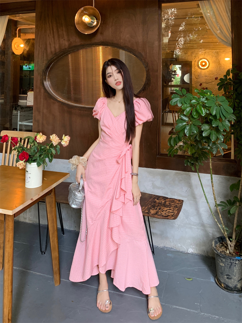 블롱뮤 프릴 체크 롱 랩 원피스 V 브이 넥 반팔 하프 퍼프 벌룬 소매 하이 웨스트 언발 A 라인 슬릿 앞 트임 프릴 셔링