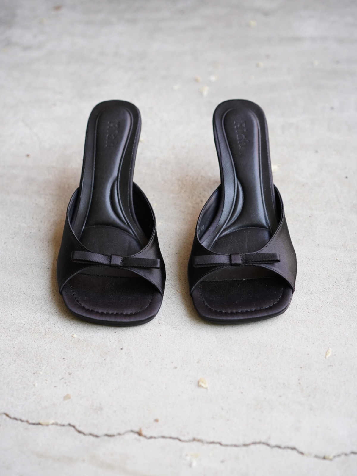 지니픽 Mini Ribbon Satin Mules In Black