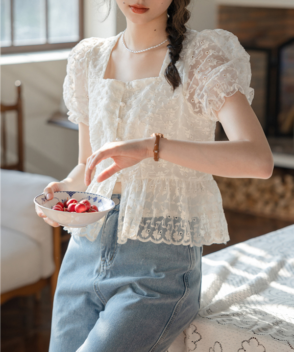 포앤바이앤 레이스 크롭 블라우스 스퀘어넥 퍼프 벌룬 반팔 반소매 플라워 꽃무늬 자수 싱글버튼 진주단추 러플 배꼽티 숏