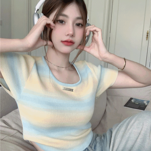 그라데이션 스트라이프 라운드넥 반팔티셔츠 스판 아담녀추천 귀여운 발랄 크롭반팔 숏폼 인스타갬성 크롭티셔츠 슬림핏 트렌디 복고풍 빈티지 컬러풀 유행하는 스트릿룩 여름니트 여름