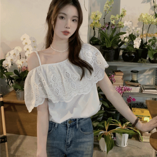 데이달링 언밸런스 원숄더 레이스 펀칭 화이트 블라우스 여름블라우스 여리여리 청순 데일리 여친룩 데이트룩 바캉스룩 휴가룩 장마템 폭염 심플 슬림핏 어깨끈조절 어깨트임 오프숄더