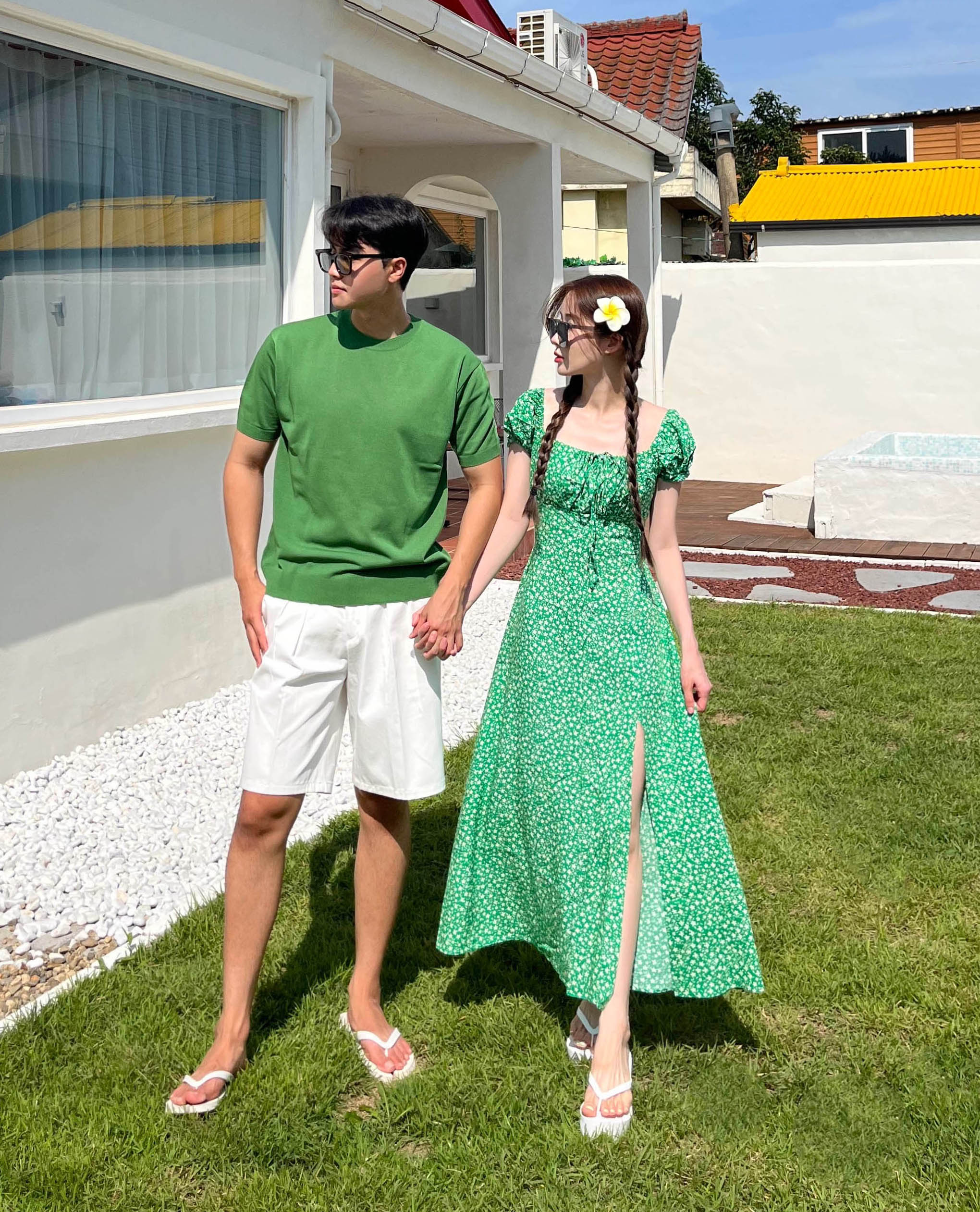 엄라이브 단독 여름 시밀러룩 고퀄 그린 남녀공용 여름 쿨 반팔 니트 티셔츠 5부 버뮤다 반바지 팬츠 여자 트임 플라워 롱원피스 오프숄더 커플룩 휴양지 휴가 신혼 여행 바다