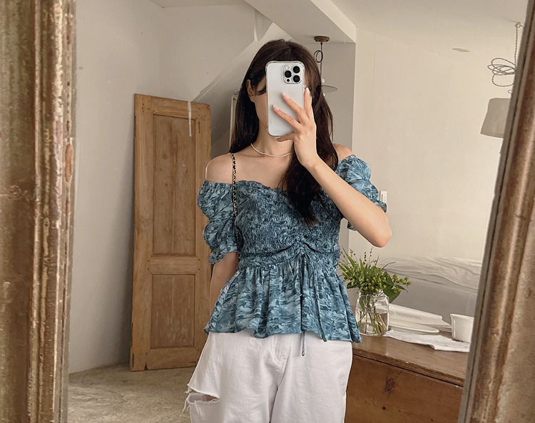 리리앤코 블러에르 나염 스모크밴딩 투웨이 블라우스 여름 신상 데일리 데이트 썸머룩 바캉스룩 여행룩 휴양지룩 휴가룩 패턴 패턴블라우스 프릴 프릴블라우스 오프숄더 퍼프 스트랩