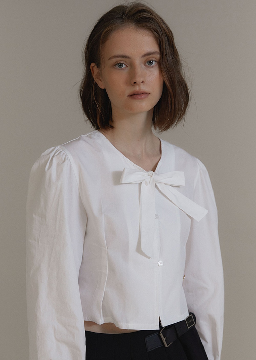 아노에틱 ANC CROP RIBBON BLOUSE_WHITE