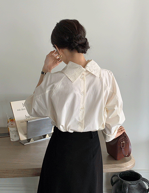 라이크유 줄리 뒷버튼 하이넥 루즈핏 블라우스 (BL) - 2color