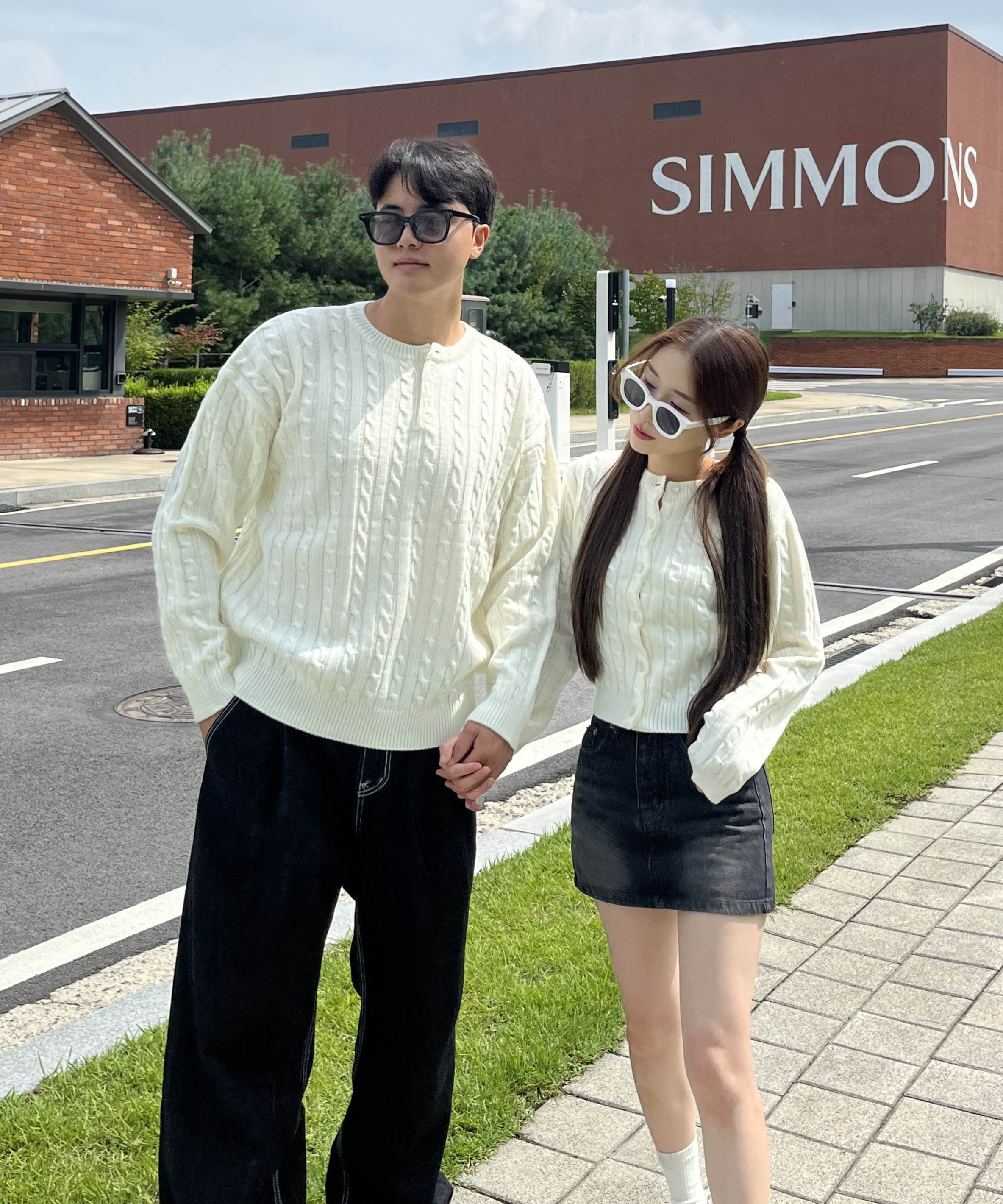 엄라이브 고퀄 3컬러2사이즈 꽈배기 남녀공용 긴팔 단추 니트 여자 크롭 가디건 봄 가을 커플룩 청치마 흑청 와이드팬츠 세트 오버핏 간절기 시밀러룩 데이트룩