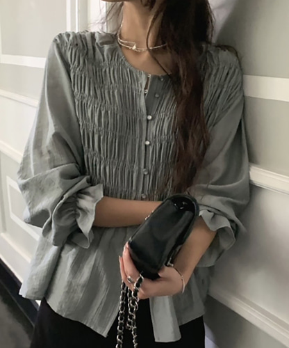 버나뎃 [당일 민트]포스터 유리아 스모크 블라우스 (2col) poster