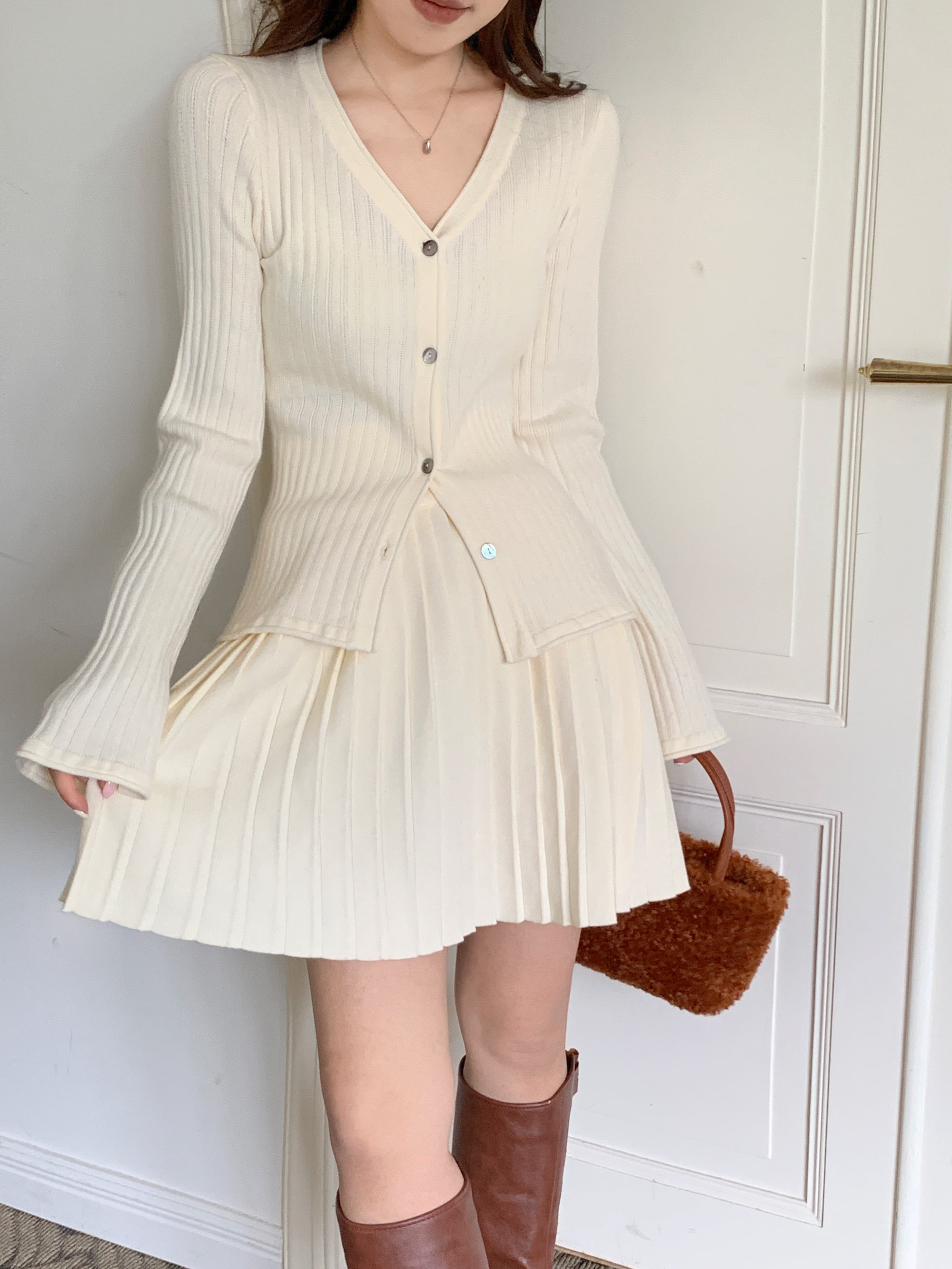 귀여운 미니 셋업 긴팔 골지패턴 브이넥 여자 니트 상의 탑 티셔츠 니트티 스웨터 가디건 슬림핏 가을 겨울 플리츠 주름 미니스커트 치마 플레어 러블리 투피스 세트 하이