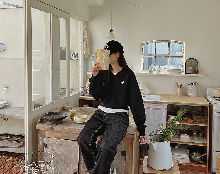 리리앤코 핏브잉 코튼 브이넥 세미크롭 맨투맨 가을 신상 데일리 데이트 하객룩 미니멀룩 브이넥맨투맨 긴팔맨투맨 쭈리맨투맨 세미크롭맨투맨 레터링맨투맨 꾸안꾸 간절기 캐주얼