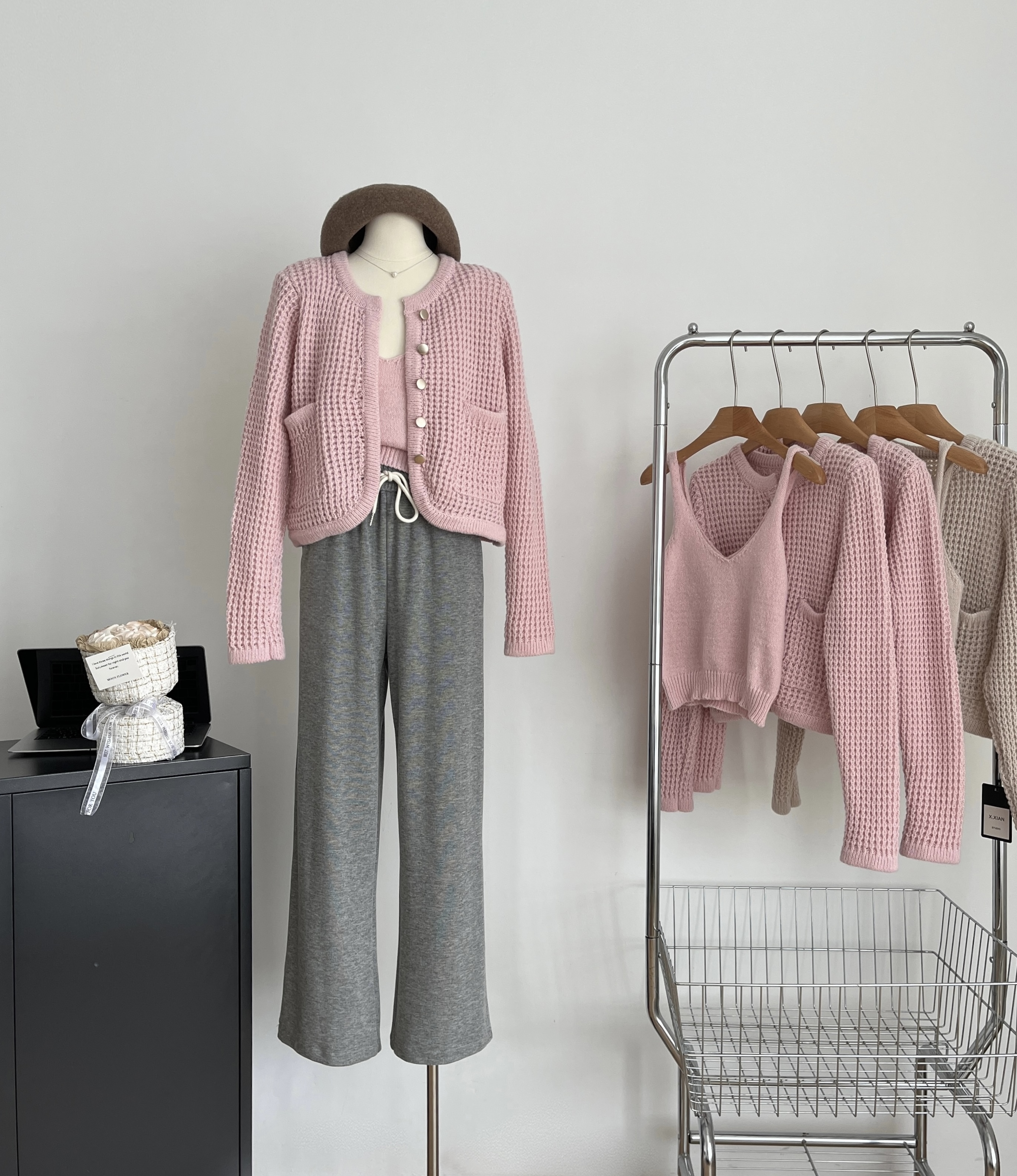 포앤바이앤 나시탑가디건 세트 스트랩 끈나시 니트 탑 And 라운드넥 싱글버튼 와플조직 앞포켓 니트 카디건 투피스 가을 겨울 로맨틱 러블리 큐티 사랑스러운 대학생 캠퍼스룩