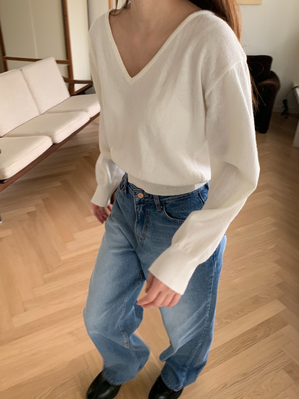 프릴리 DG. Sol Deep V-Neck Knit