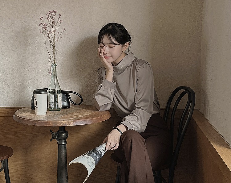 리리앤코 리엔쥬올 스판 새틴 뒷버튼 하이넥 블라우스가을 가을룩 겨울 겨울룩 여성블라우스 데일리룩 여행룩 하객룩 격식룩 오피스룩 블라우스룩 데이트룩 하이블라우스 빅사이즈