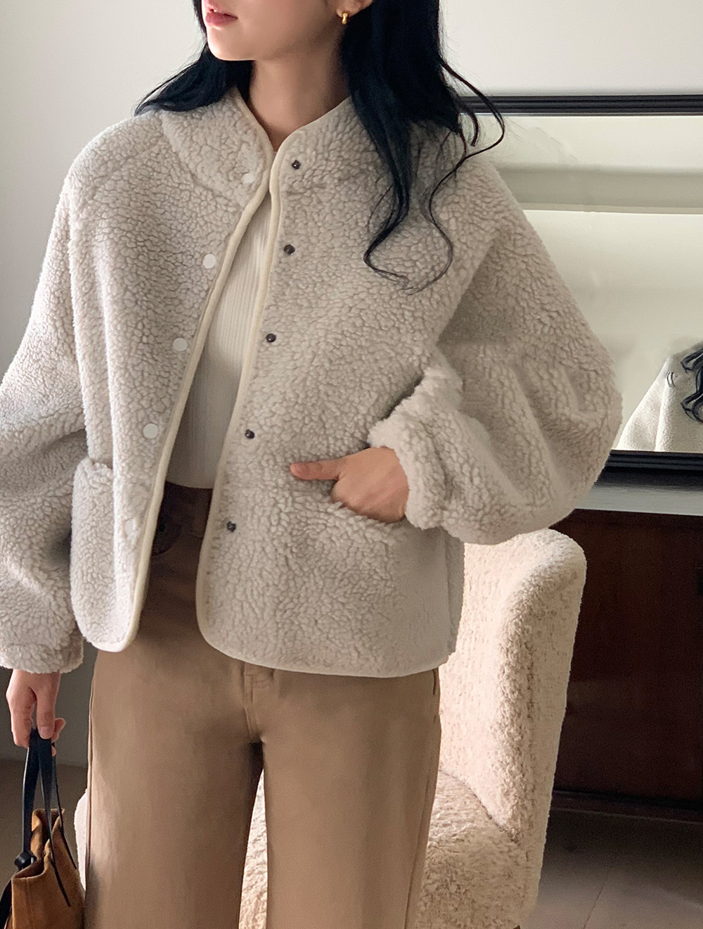 베이지하루 루즈핏 긴팔 경량패딩 숏자켓 숏패딩 바람막이 패딩 싱글자켓 등산 캠핑 캐주얼 올매치 양모 뽀글이 깔깔이 코디 패션 데일리룩 따뜻한 여자 여성 자켓 버튼 노카라