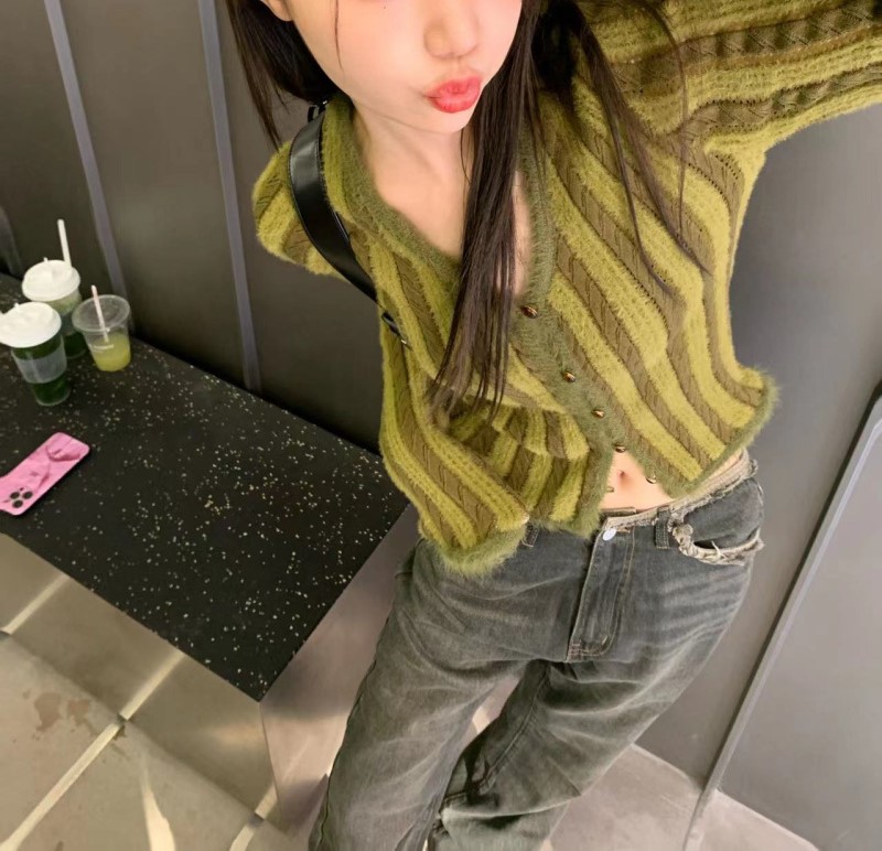 더블제이 프리사이즈 Fw 신상 니트 상의 세일 코디 브이 넥 버튼 세로 라인 꽈배기 그린 카키 컬러 털 퍼 긴팔 크롭 오픈 니트 T 여친룩 주말룩 데이트룩 유니크한 힙한