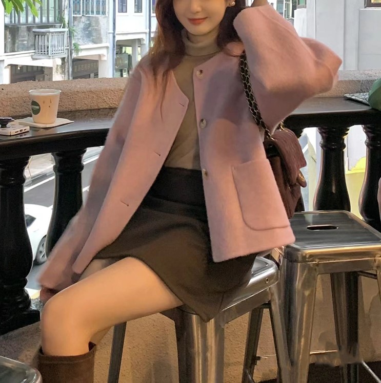 더블제이 Fw 신상 아우터 코트 코디 세일 노 카라 버튼 스퀘어 포켓 핑크 포멀 숏코트 귀여운 대학생 일상 데일리 여친룩 데이트룩 클래식 급상승 인기템 포근한 겨울 시즌